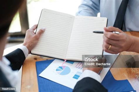 비즈니스 사람들 회의 디자인 아이디어 전문 투자자 작업 새로운 시작 프로젝트 개념 사무실에서의 비즈니스 계획 경영자에 대한 스톡 사진 및 기타 이미지 Istock