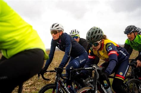 Reportage Cinquante Kilomètres Dans La Roue Dune Vainqueure Du Tour