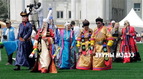 Фото Дээлтэй Монгол наадамд оролцогчид
