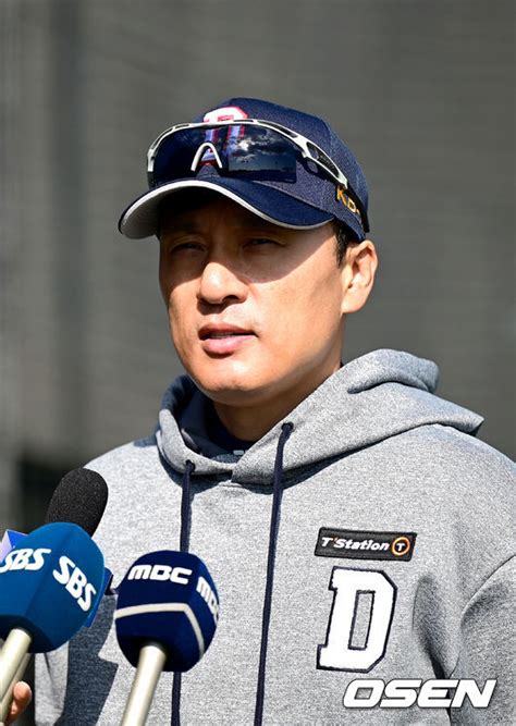 두산 이승엽 감독 첫 공개훈련 각오 전하며 사진