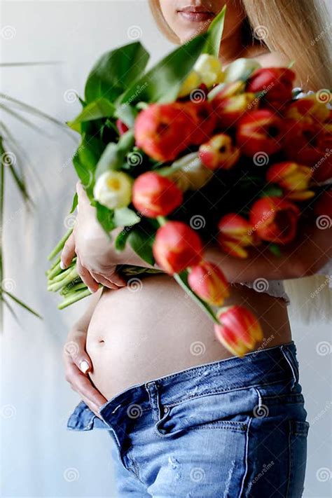 Cuarto Mes De Embarazo Clausura De Una Bella Embarazada Con Flores