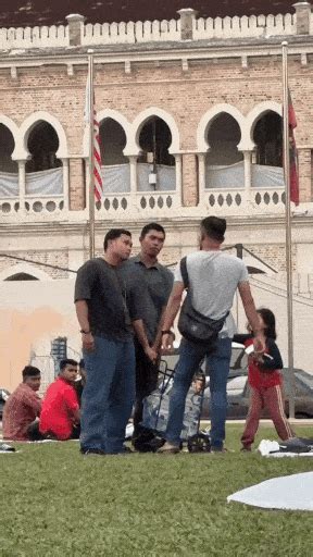 Alleged Unlicensed Street Vendor In Msia Throws Tantrum After Officers