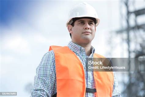 발전소를 점검하는 엔지니어 청사진 및 통계를 검토합니다 라틴 아메리카 히스패닉 민족에 대한 스톡 사진 및 기타 이미지 라틴