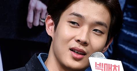 포토 최우식 영화 내내 앉아있었어요~