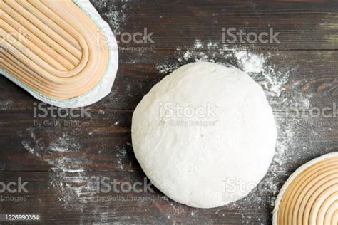 집에서 만든 흰색 건강 한 빵과 반죽 바구니의 갓 준비 된 덩어리나무 어두운 배경에 베이킹에 대 한 준비가 복사 공간 맨 위 보기 가정 생활에 대한 스톡 사진 및 기타