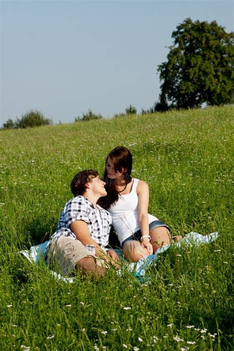 Glückliches Paar In Der Liebe Im Freien Im Sommer Auf Feld Stockfoto Bild von sommer lachen