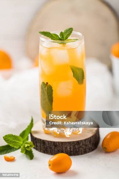 신선한 여름 칵테일 오렌지 주스와 얼음 조각으로 흰색 바탕에 오렌지 소 다 음료의 유리 0명에 대한 스톡 사진 및 기타 이미지 0명 감귤류 과일 과일 Istock