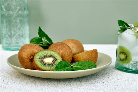 신선한 주스 키위와 녹색 민트 잎은 테이블에 녹색 접시에 있습니다 잘 익은 이국적인 과일 텍스트 공간입니다 개체 그룹에 대한 스톡 사진 및 기타 이미지 Istock