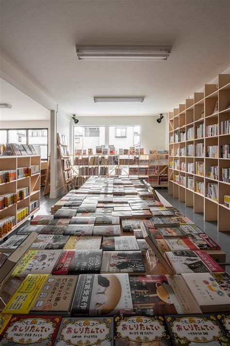 小さな町の本屋さん「ててたりと」その1 書店の壁一面の本棚 マルゲリータ使用例