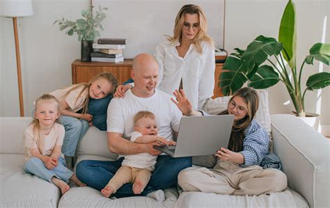 Keluarga Ceria Duduk Di Sofa Menggunakan Laptop Membuat Video Call Berbicara Dengan Kakeknenek