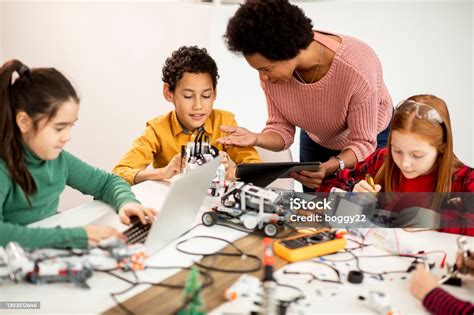 로봇 교실에서 노트북 프로그래밍 전기 장난감과 로봇과 함께 아프리카 계 미국인 여성 과학 교사와 행복한 아이들 공학에 대한 스톡 사진 및 기타 이미지 Istock