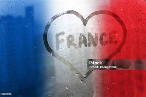 젖은 창에 심장 모양에 서면 손가락 단어 프랑스와 창에 안개 유리 0명에 대한 스톡 사진 및 기타 이미지 0명 Bastille Day 개념 Istock