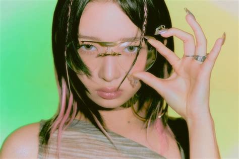 아이브 장원영 긱시크 룩도 찰떡 크롭티로 시선집중