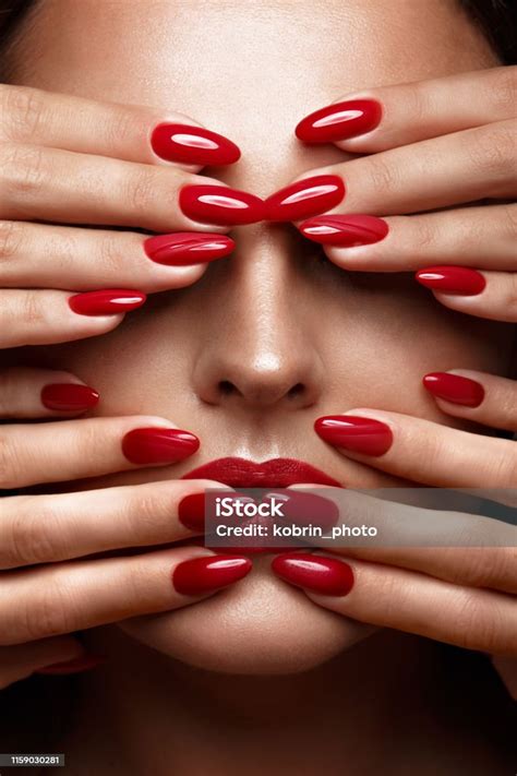고전적인 메이크업과 빨간 손톱과 아름다운 소녀 매니큐어 디자인 뷰티 페이스 반짝이는에 대한 스톡 사진 및 기타 이미지 반짝이는 빨강 입술 Istock