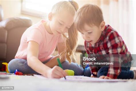 Lucu Kakak Dan Adik Menggambar Bersama Foto Stok Unduh Gambar