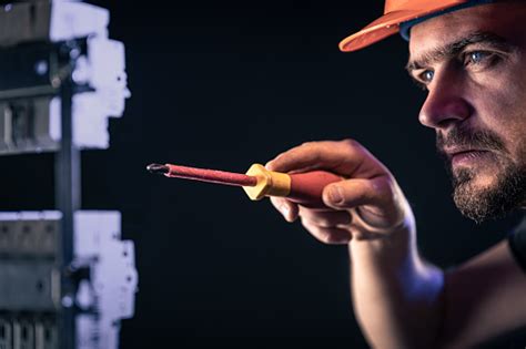 수컷 전기 기술자가 전기 연결 케이블이 있는 배전반에서 작동합니다 30 34세에 대한 스톡 사진 및 기타 이미지 30 34세 건설 산업 건설 현장 Istock