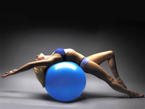 Упражнения на фитболе для похудения пресса и спины