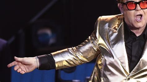 Елтън Джон и Ед Шийрън си размениха грозни коледни пуловери