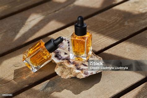 피펫 디스펜서가있는 유리 병의 손톱 및 큐티클 관리를위한 투명한 오일 매니큐어 화장품에 대한 스톡 사진 및 기타 이미지 매니큐어 화장품 매니큐어 미용술 병 Istock