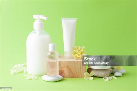 나무 연단과 꽃 녹색 배경에 돌 화장품 스킨 케어 제품 닫기 복사 공간 메이크업 화장품에 대한 스톡 사진 및 기타 이미지 메이크업 화장품 세안제 강단 Istock