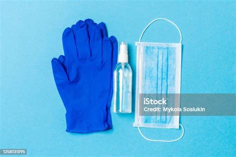 외과 용 마스크 손 알코올 소독제 및 파란색 배경에 라텍스 장갑과 같은 보호 의료 장비의 최고 보기 복사 공간을 가진 헬스케어