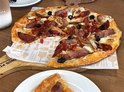 フリー写真画像 ピザ、イタリア料理、トマト、モッツァレラチーズ、ランチ、チーズ、料理、ディナー