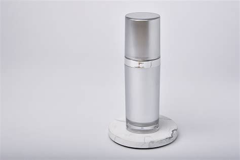 얼굴 클렌저 화장품 폼 펌프 병 용기 포장 흰색 배경에 격리 브랜딩 모형을위한 빈 라벨 스킨 케어 뷰티 제품 개념 건강관리와