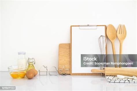 책의 빈 페이지 메모장 종이가 열리고 하얀 탁자 위에 식탁보가 놓여 있고 건강한 습관을 위한 조리법 음식이 배경 개념을 기록하고