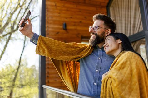 호숫가 집에서 셀카를 찍는 중년 성인 인종 간 커플 집에 대한 스톡 사진 및 기타 이미지 집 명랑한 서 있기 Istock