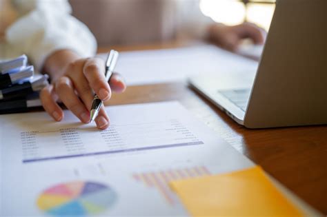 투자 차트를 분석하는 여성 사업가 회계사와 문서 위에 계산기 버튼을 누른다 회계 부기 사무원의 은행 고문 및 감사인 개념 회계 업무에 대한 스톡 사진 및 기타 이미지