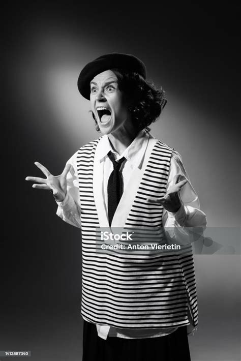 세련된 클래식 옷 재킷 및 모자를 입은 아름다운 감정적인 여성의 초상화가 표현적으로 외칩니다 감정의 폭발 흑백 사진 30 34