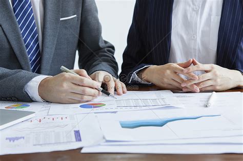 데이터 보고서를 논의하기 위해 회의하는 사업 사람들 이미지 사진 501591007 무료 다운로드