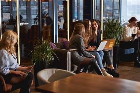 랩톱을 사용하고 사무실에서 프로젝트 작업을 하는 비즈니스 동료 20 24세에 대한 스톡 사진 및 기타 이미지 20 24세 25 29세 계획 Istock