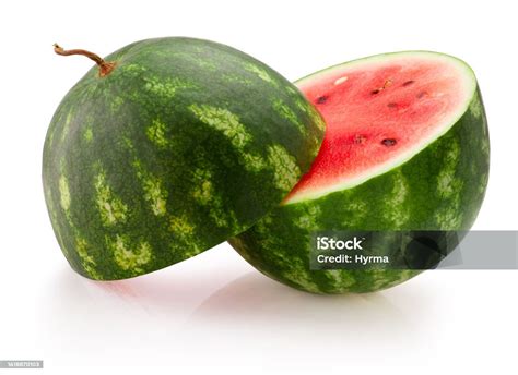 흰색 배경에 분리된 반쯤 둥글고 육즙이 많은 수박으로 자릅니다 건강한 식생활에 대한 스톡 사진 및 기타 이미지 건강한 식생활 과육 과일 Istock