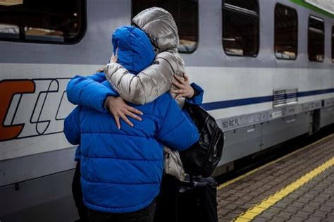 Скільки українців не повернуться з за кордону і чим це загрожує Україні