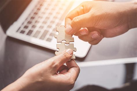 비즈니스 솔루션 사업가의 손과 퍼즐을 연결하는 비즈니스 우먼 손 개념에 대한 스톡 사진 및 기타 이미지 개념 고용과 노동 기업 문화 Istock