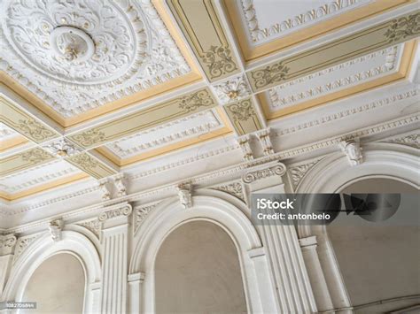 치장 벽 토 천장 고 벽입니다 성형 처마 장식입니다 오래 된 석고는 인테리어의 건축 요소 디자인에 대한 스톡 사진 및 기타 이미지 Istock