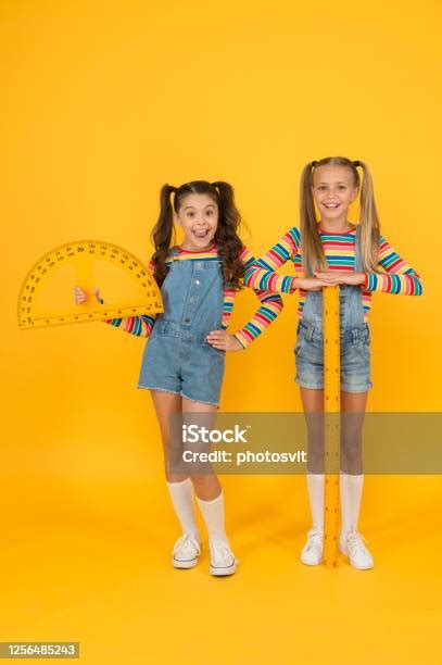 학교 클럽 측정 기기를 가진 학교 아이들 어린 소녀는 기하학 수업을 준비 학교 수업을 위해 트랙터와 통치자를 들고 귀여운 여학생