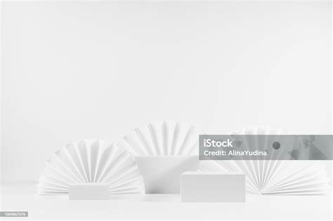 둥근 아시아 종이 팬과 현대적인 패션 스타일에 세 직사각형 연단과 우아한 밝은 흰색 무대 프리젠 테이션 화장품 광고 디자인 복사