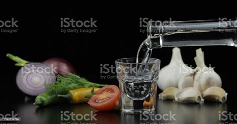 유리잔에 병에서 알코올 음료 보드카를 붓는 다 야채와 배경 0명에 대한 스톡 사진 및 기타 이미지 0명 검은색 광고 Istock