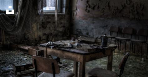 의자 옆에 갈색 나무 테이블 사진 Unsplash의 무료 테이블 이미지