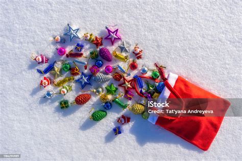 흰색 신선한 눈에 누워 많은 화려한 새해 장난감 빨간 가방 산타 클로스 선물의 가방을 흩어져 메리 크리스마스와 새해 복 야 겨울 휴가를위한 인사말 카드 맨 위 보기 복사