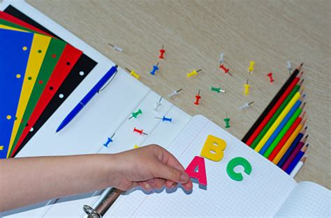 나무 배경에 학교 용품과 편지의 다채로운 구성 공간을 복사합니다 플랫 레이 학교 개념으로 돌아갑니다 0명에 대한 스톡 사진 및 기타 이미지 Istock