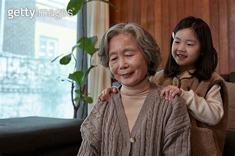 소녀 여성 할머니 조부모 노인 성인 거실 조손가정 미소 밝은표정 마사지 이미지 Jv12508718
