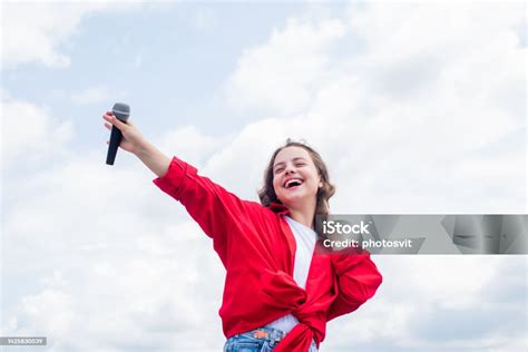 음악과 삶 마이크로 노래를 부르는 십대 소녀 파티를 갖는다 마이크를 가진 행복한 아이 노래방에서 노래 부르기 라이프 스타일과 사람 개념 목소리를 더 크게 만드십시오 가수에