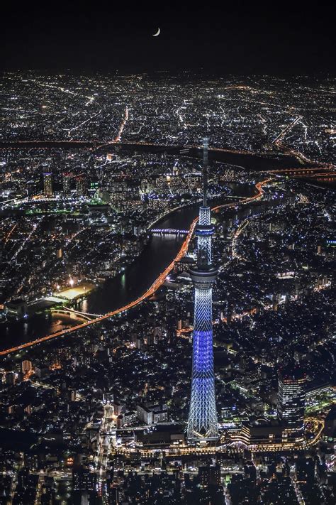 「スカイツリー空撮夜景 〜三日月を添えて〜」 東京スカイツリー3周年特別ライトアップ 2015522 Pm2015 東京都墨田区上空 ※ドローンを使用しての空撮ではないのでご安心下さい