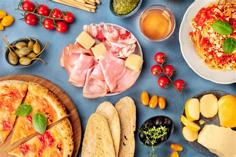 이탈리아 음식 피자 파스타 치즈 햄 케이퍼 와인 토마토 올리브 빵 상단에서 촬영 Scamorza에 대한 스톡 사진 및 기타 이미지 Istock