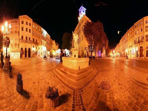 Фонтани площі Ринок у Львові презентация онлайн