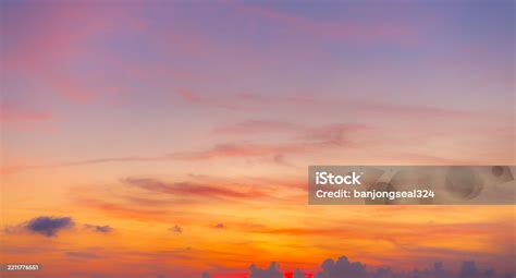 배경 구름 질감 및 아침에 오렌지와 분홍색 하늘 배경 그라데이션 일몰 일출 여름 추상 하늘 저녁 파스텔 소프트 효과 패턴 텍스처 디자인 자연 봄 빛 아름다움 템플릿 옐로우