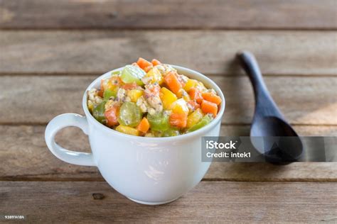 건강 식품 망고 녹색 포도 파파야 귀리 플레이크 코코넛 우유와 Muesli 비타민 Chia 씨앗 푸딩 흰색 컵에 아침 식사 태국에서 아침 스무디에 대한 스톡 사진 및 기타